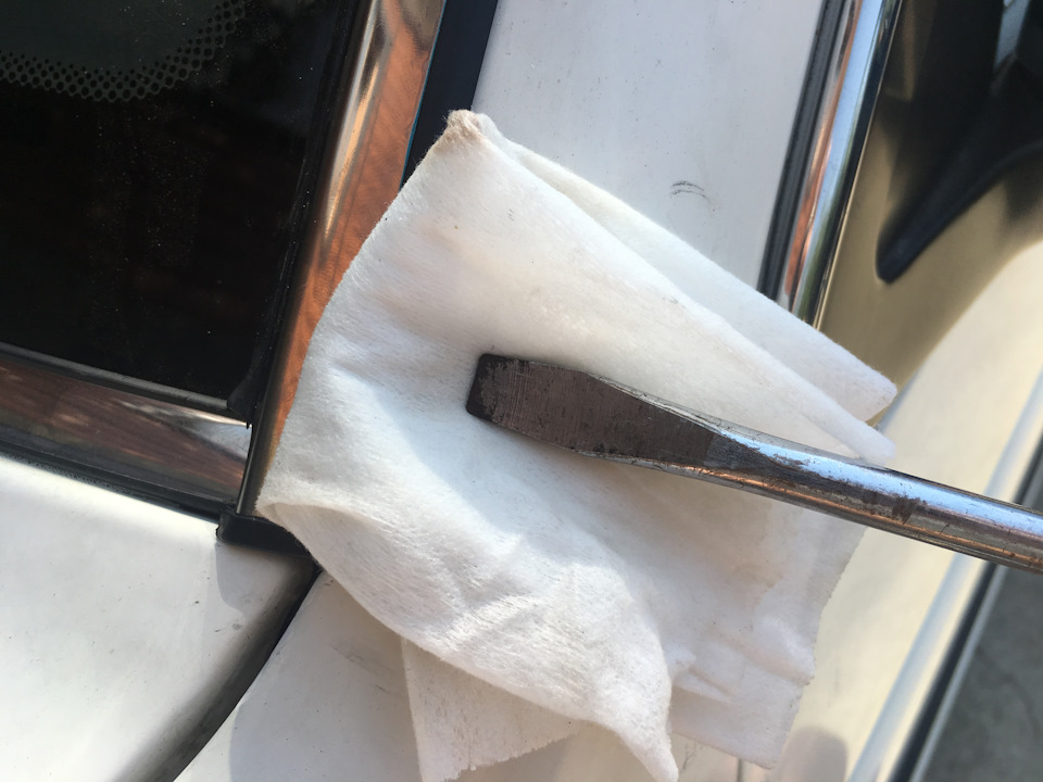 Замена лобового стекла и молдингов — Mitsubishi Pajero (2G), 2,5 л, 1992 года | кузовной ремонт ...