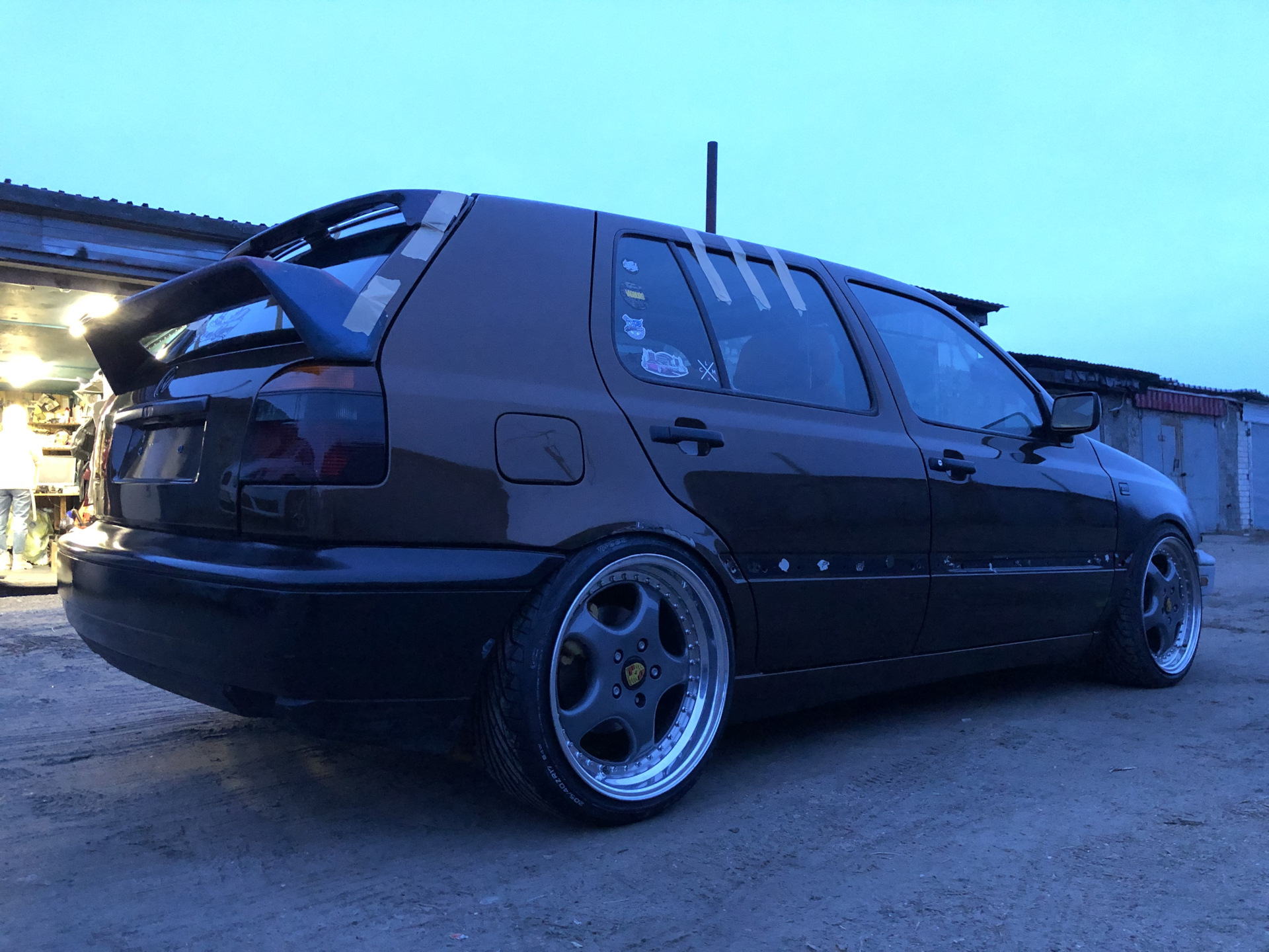 Спойлер hella blue и фонари hella magic color blue — Volkswagen Golf ...