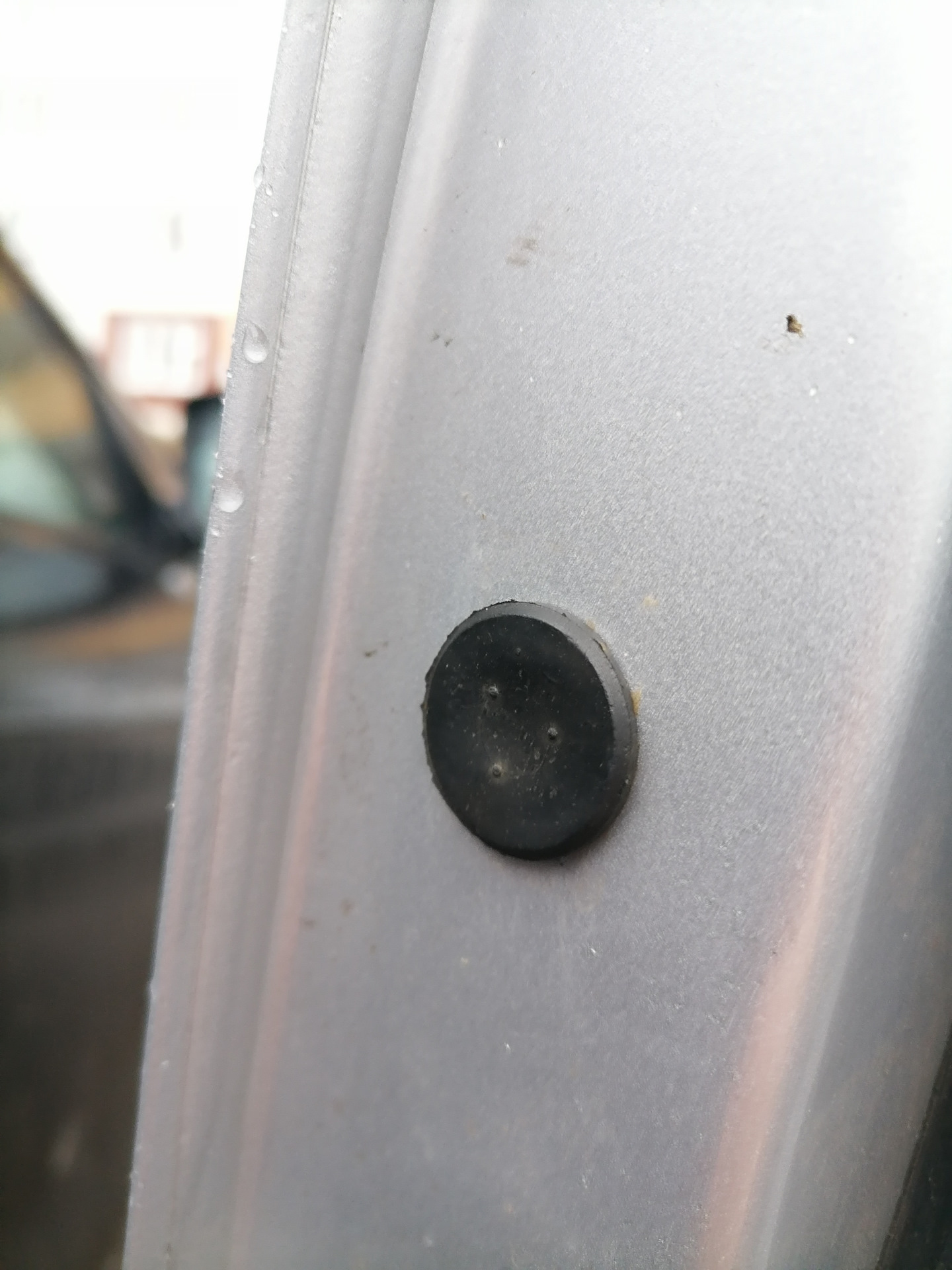 Заглушки в дверные отверстия — Nissan Tiida (1G), 1,6 л, 2008 года ...