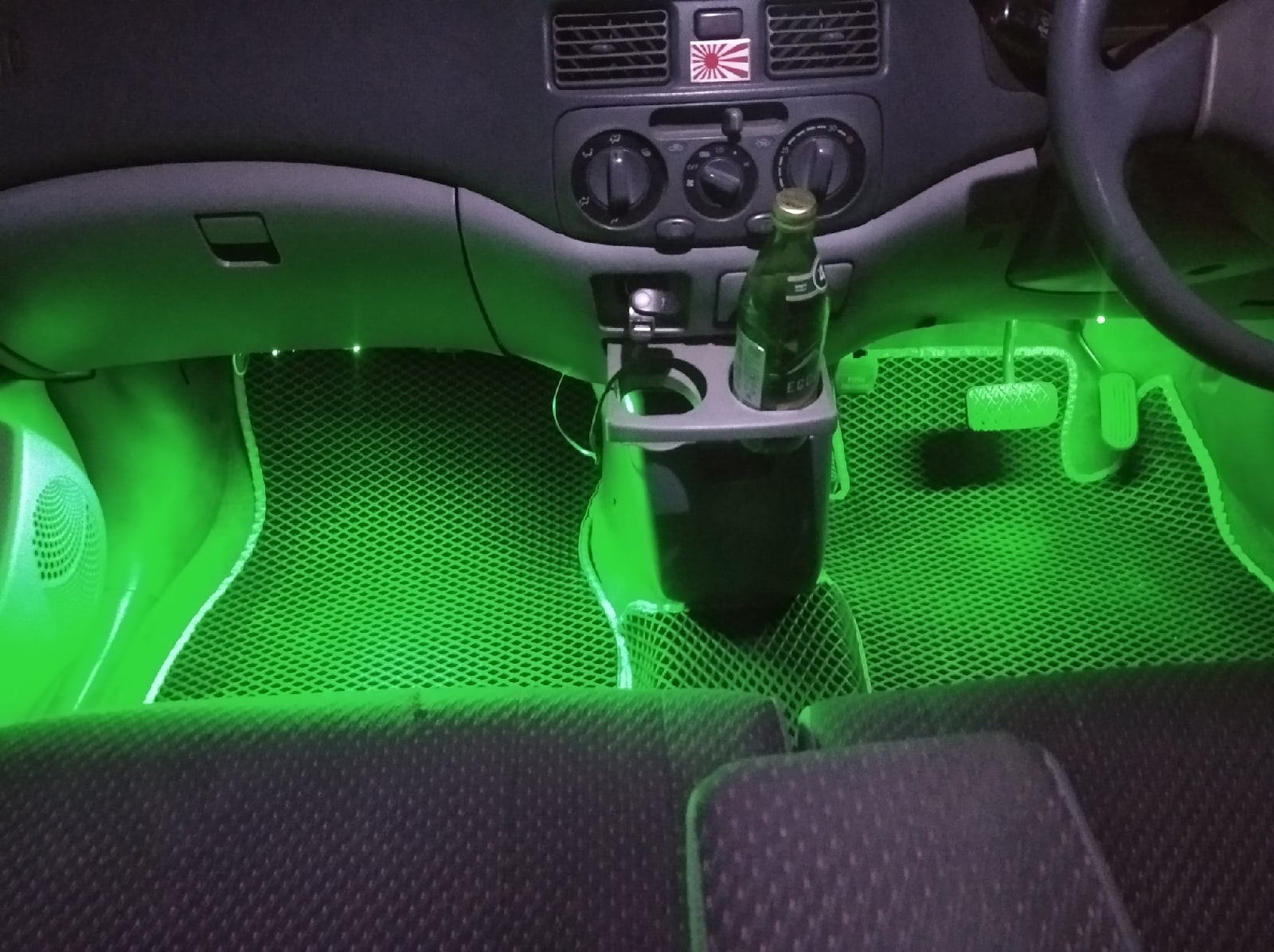 Подсветка в ноги — Toyota Raum (10), 1,5 л, 2000 года | тюнинг | DRIVE2