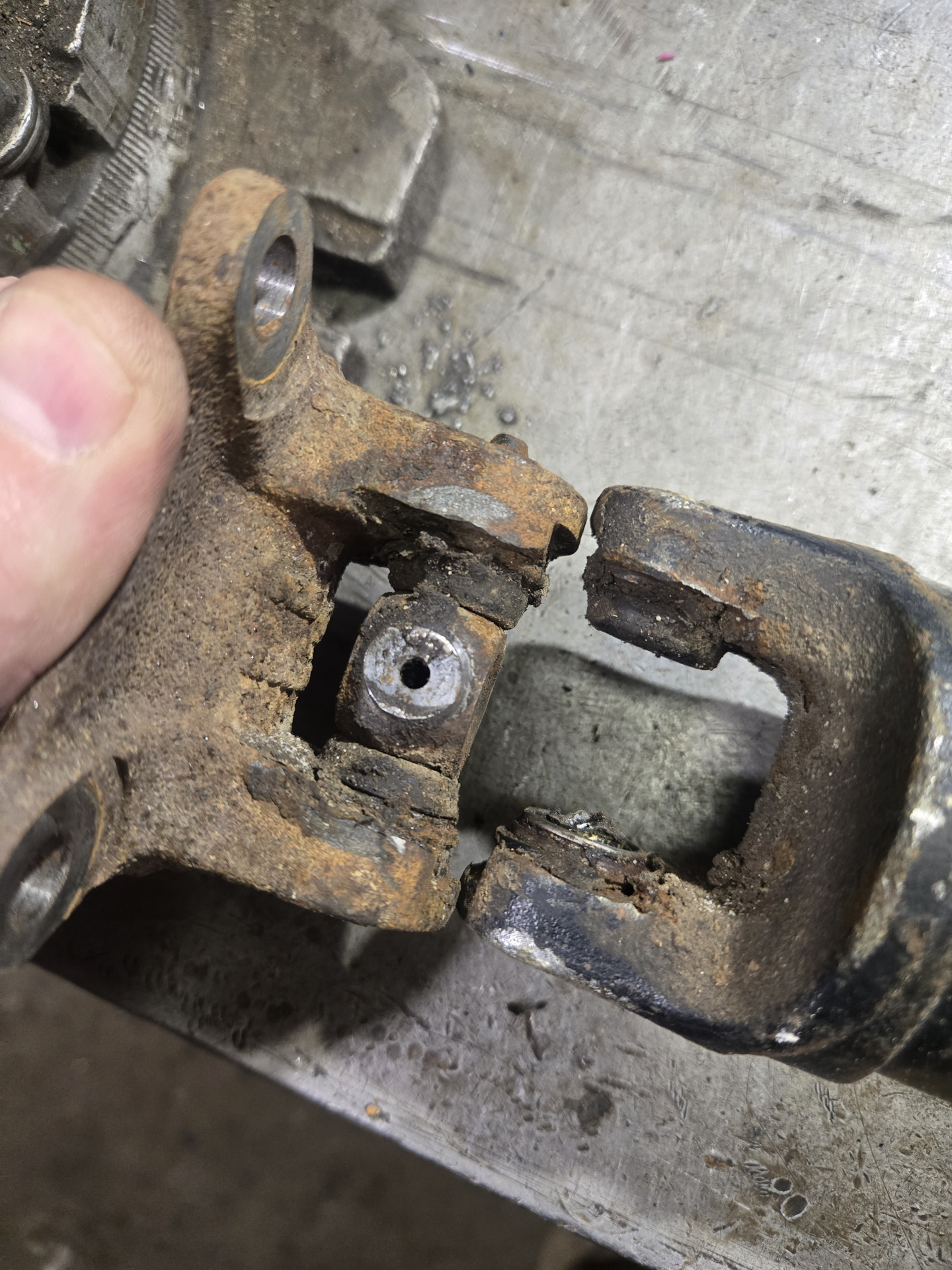 Замена крестовины кардана Рено Дастер. Крестовины GMB Gun-28 — Renault ...