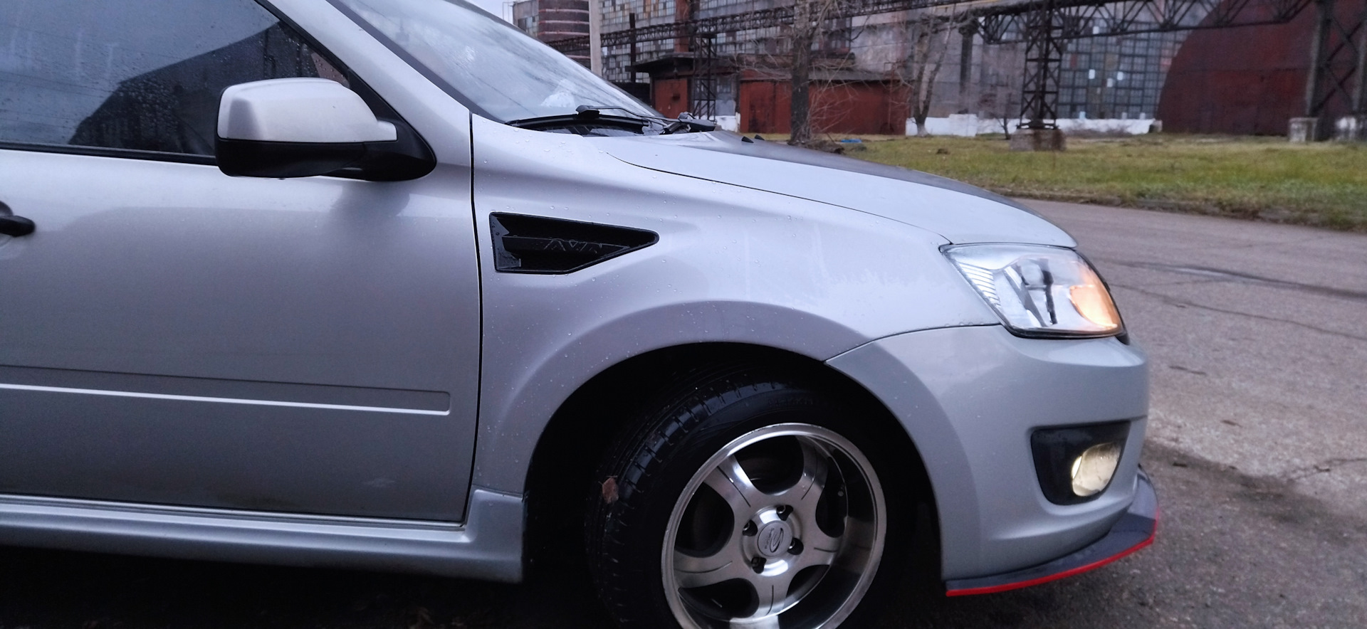 Крылья — Lada Гранта (1G), 1,6 л, 2013 года | просто так | DRIVE2