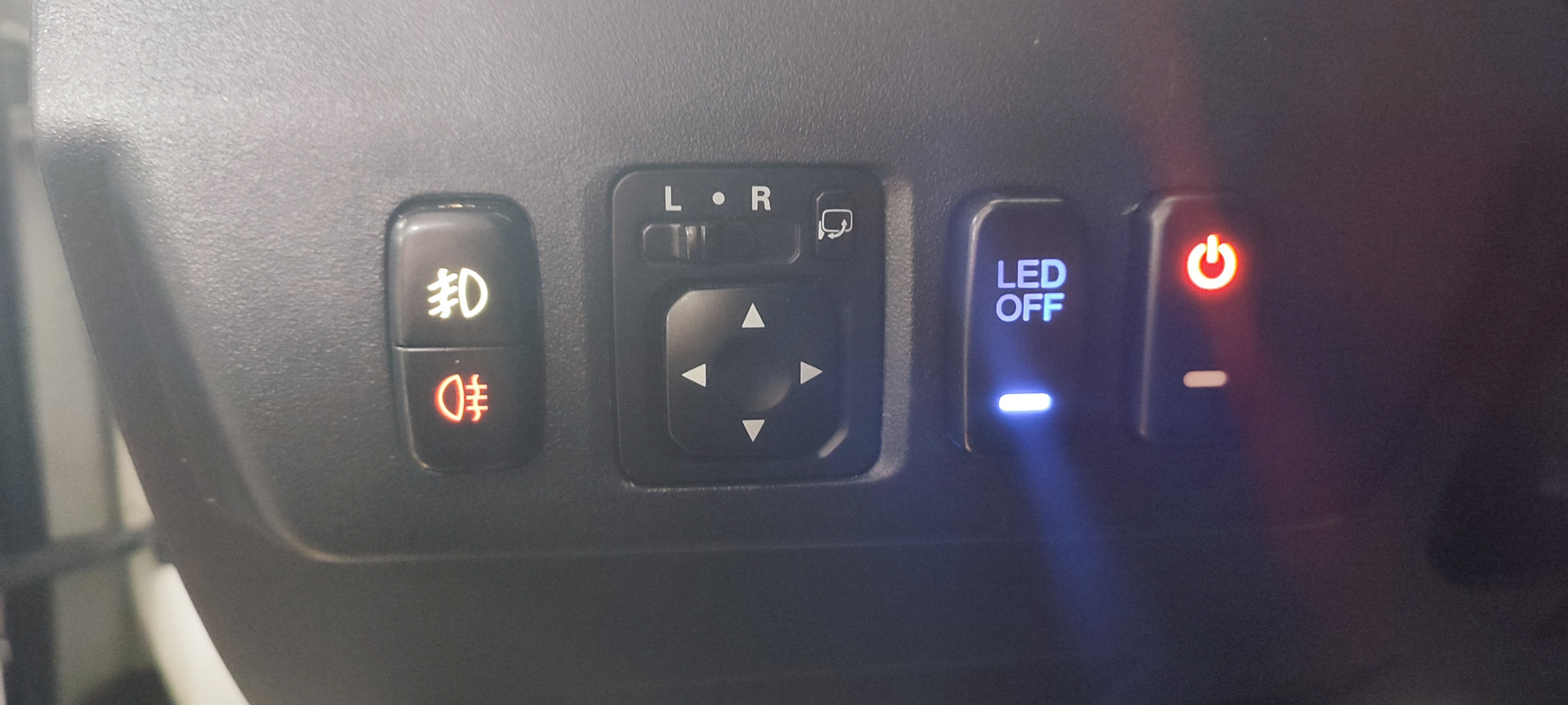 Фишка кнопки корректора фар П4 — Mitsubishi Pajero (4G), 3 л, 2008 года ...
