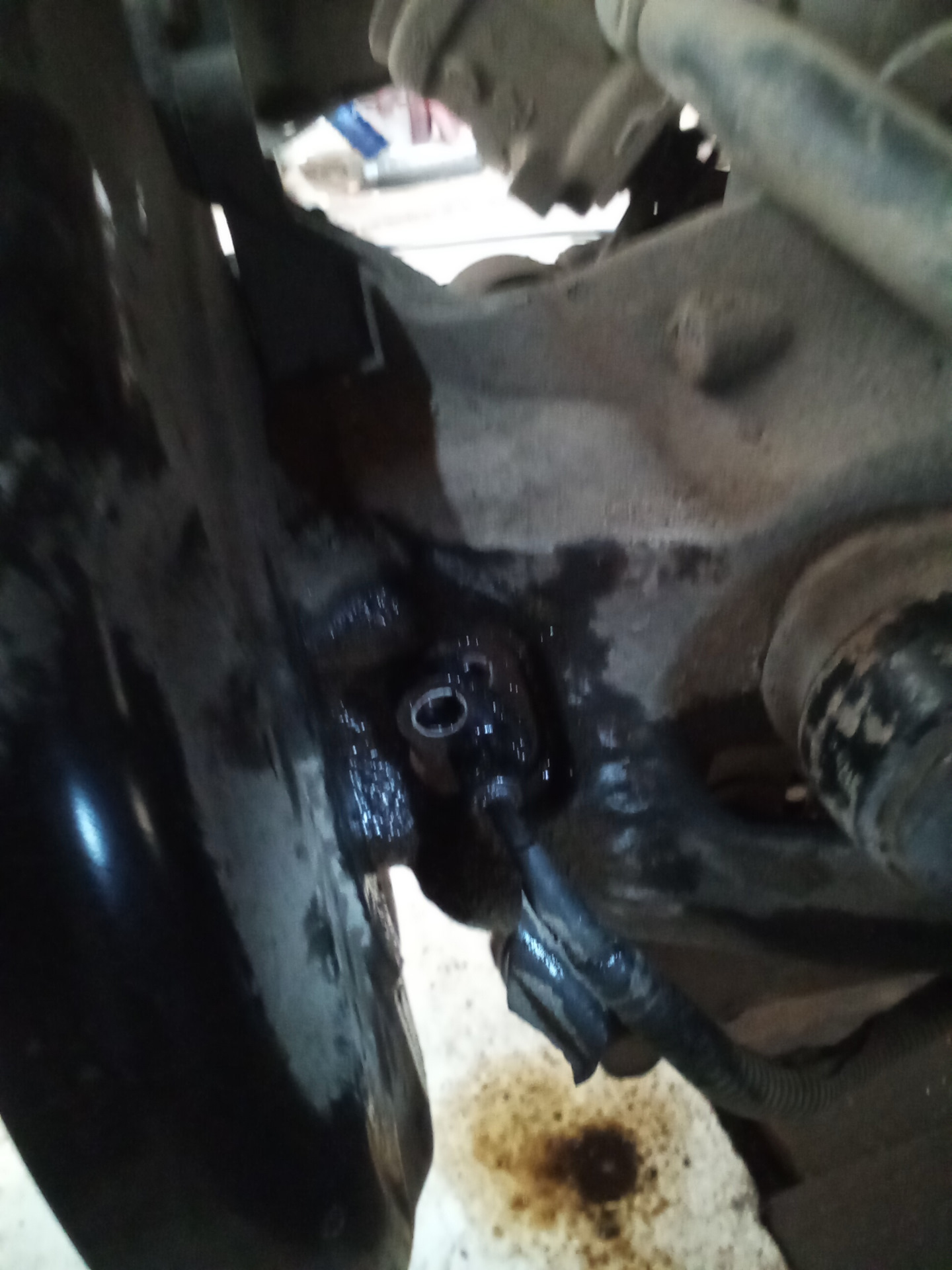 7. Замена передних ступиц и задних датчиков ABS — KIA Ceed (2G), 1,6 л ...