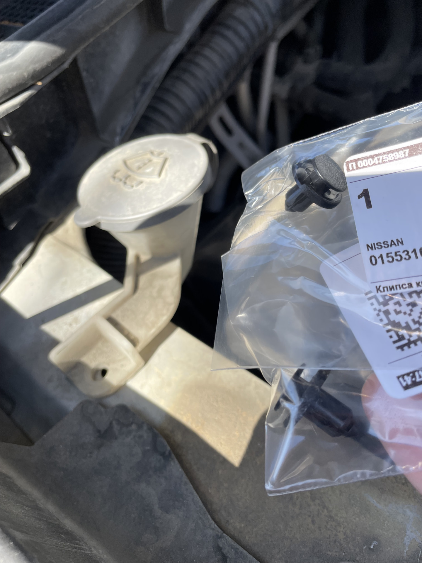 Клоп: крепеж бачка омывателя — Nissan Patrol (Y62), 5,6 л, 2013 года ...