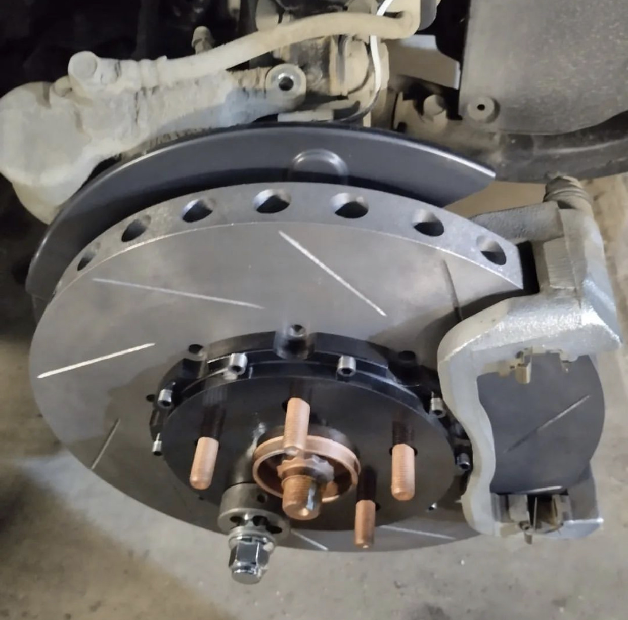 Двух поршневые суппорта — Toyota Camry (XV70), 3,5 л, 2019 года ...