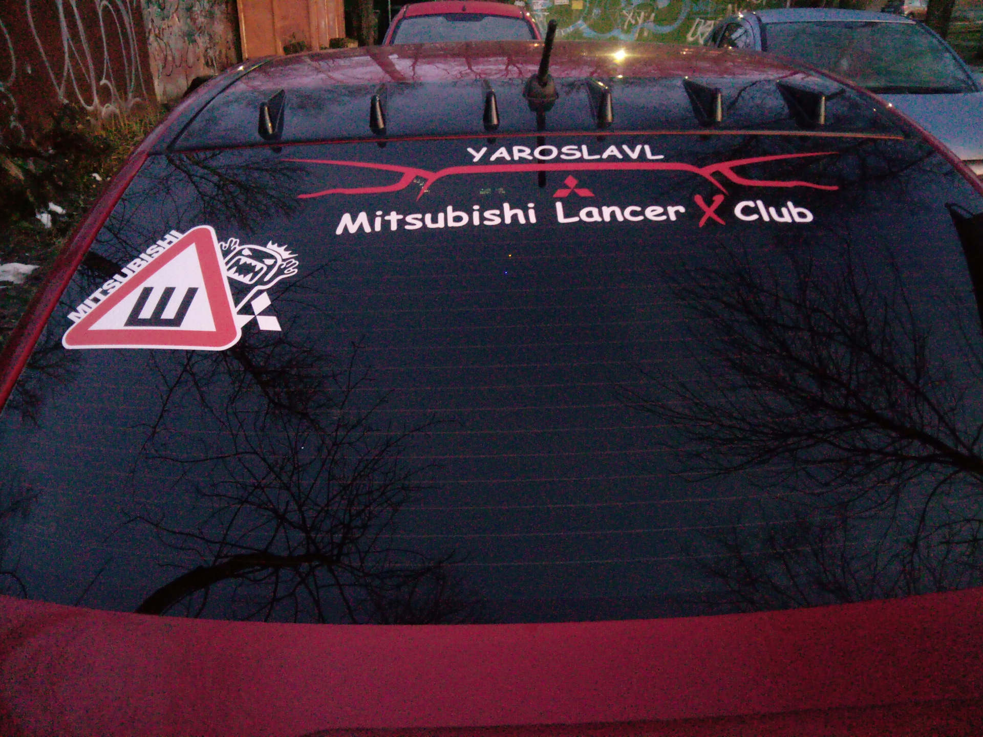 Шипы по ГОСТу, или новая наклейка на стекло — Mitsubishi Lancer X, 2 л ...