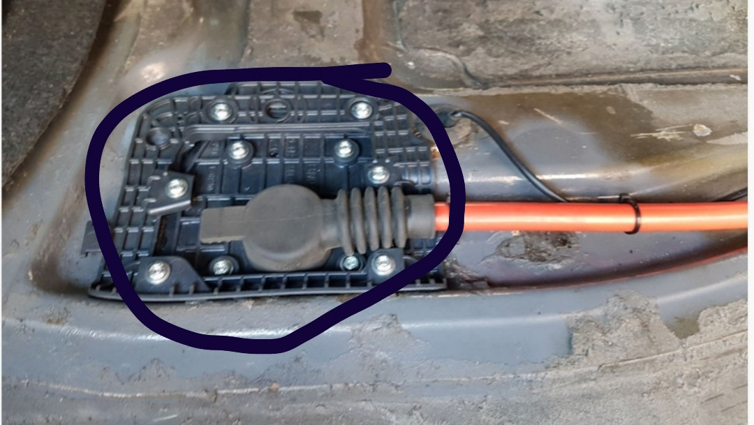 Обслуживание плюсового провода — BMW 5 series (E60), 2,2 л, 2004 года ...