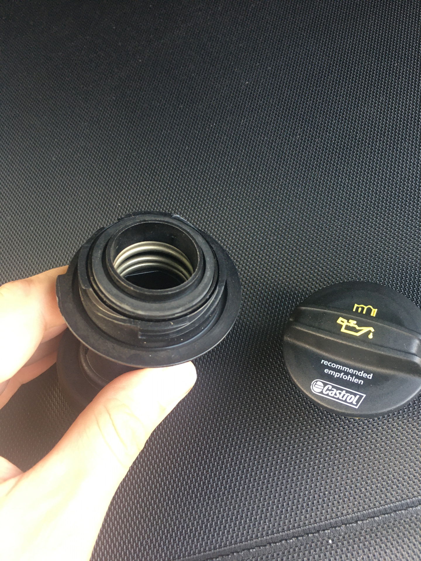 Крышка маслозаливной горловины — Skoda Octavia A7 Mk3, 1,8 л, 2017 года ...