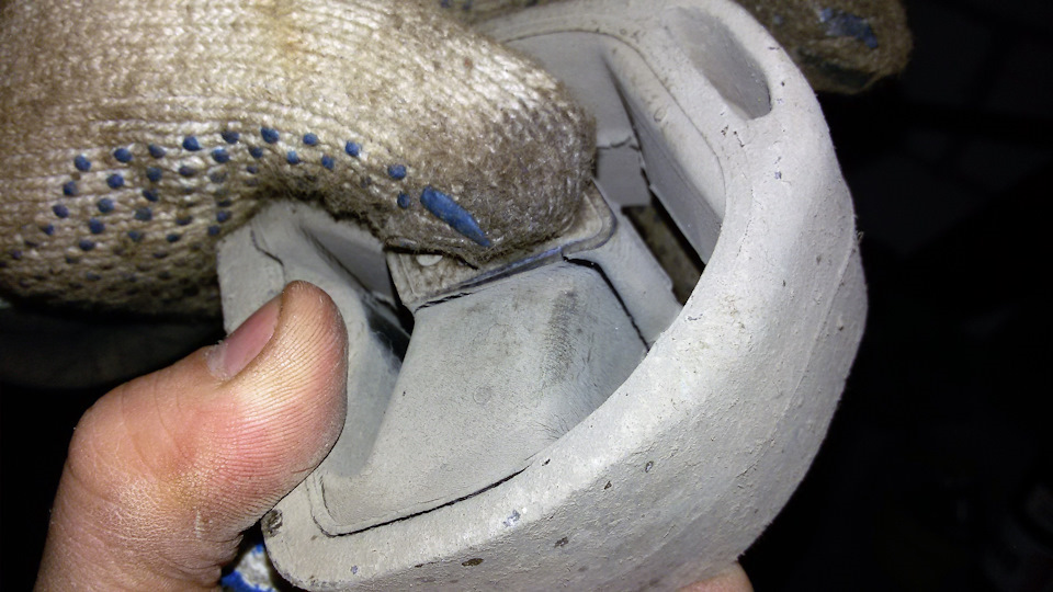 Замена подушки КПП ( теперь правой ) — Audi A4 (B5), 1,6 л, 2000 года ...