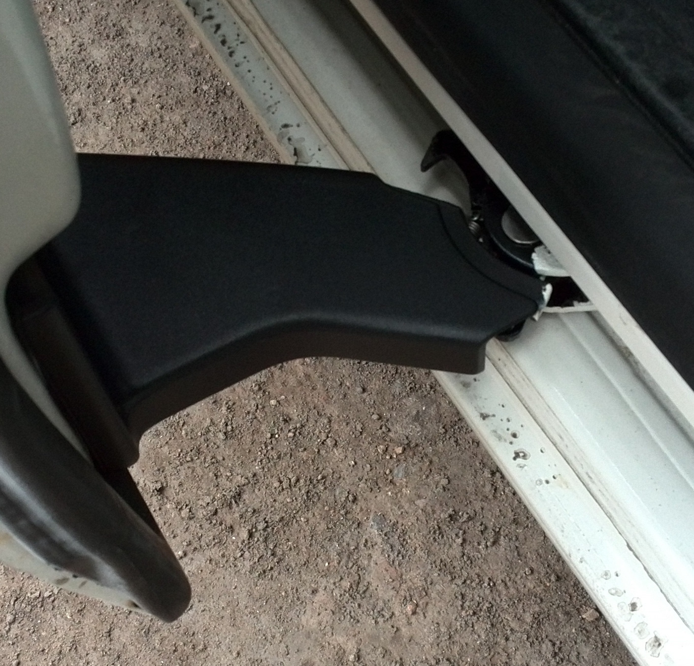 128. Кожух на нижний ролик сдвижной двери. — Volkswagen Transporter T5 ...