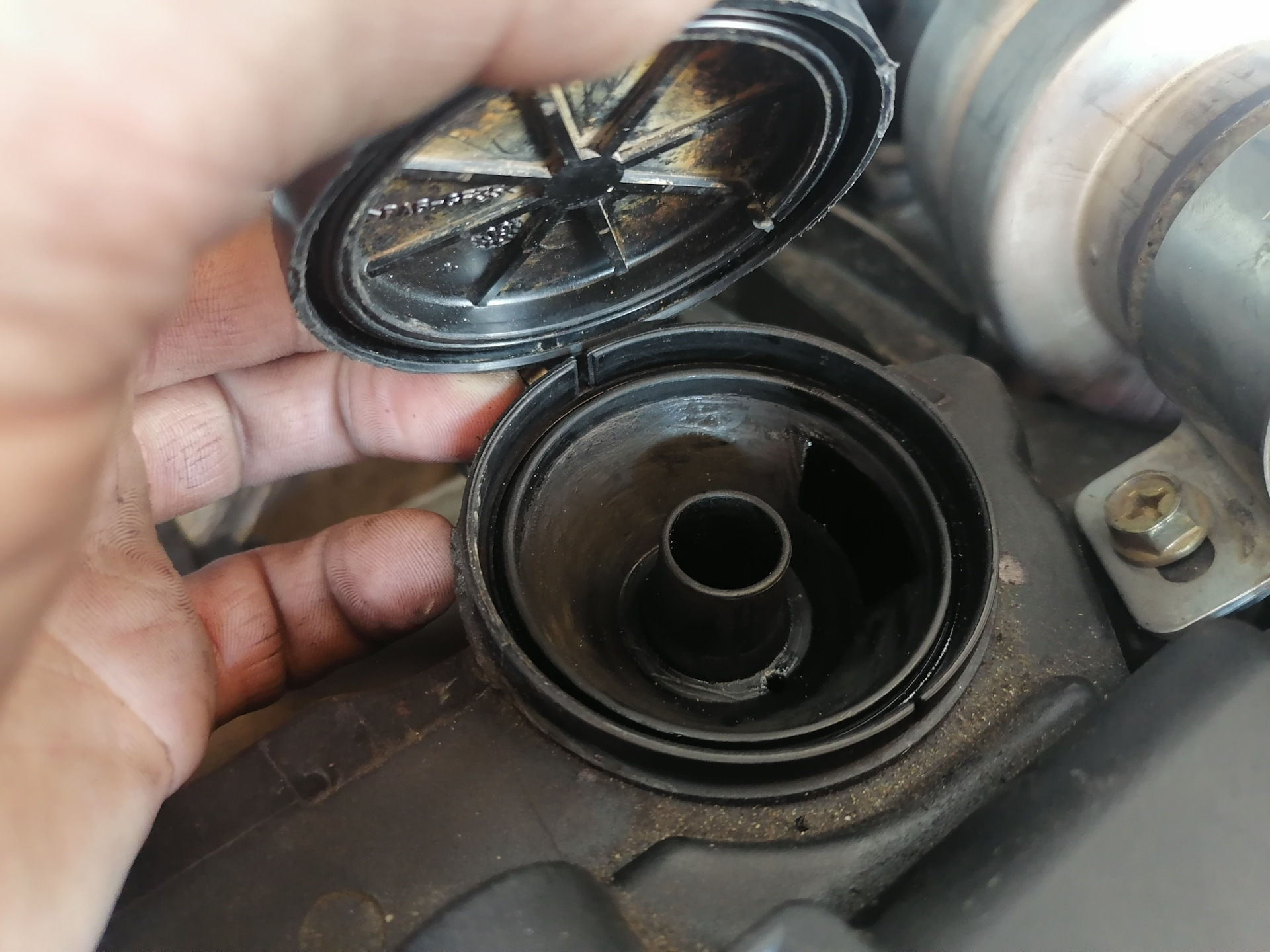 Замена мембраны в клапане вентиляции картерных газов — Renault Megane ...