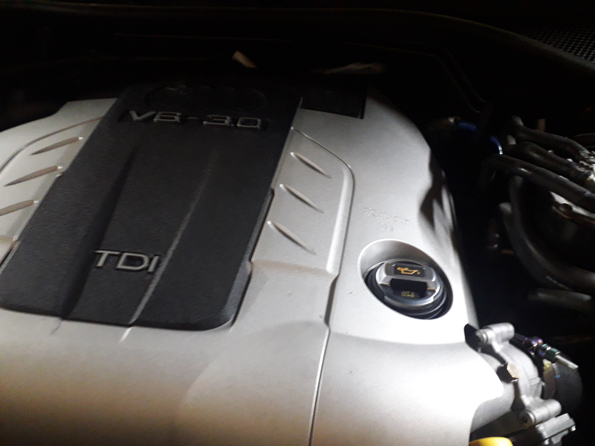 Крышка масляной горловины в стиле Audi R8 — Audi A8 (D3), 3 л, 2006 ...