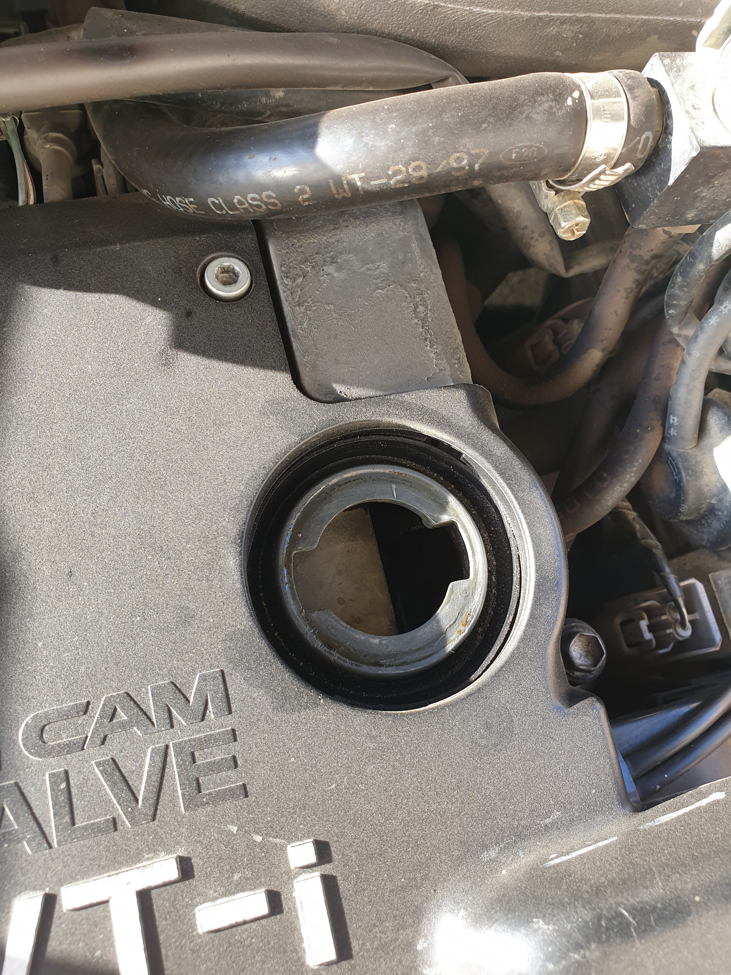 Замена крышки маслозаливной горловины — Toyota Crown (S150), 2,5 л ...