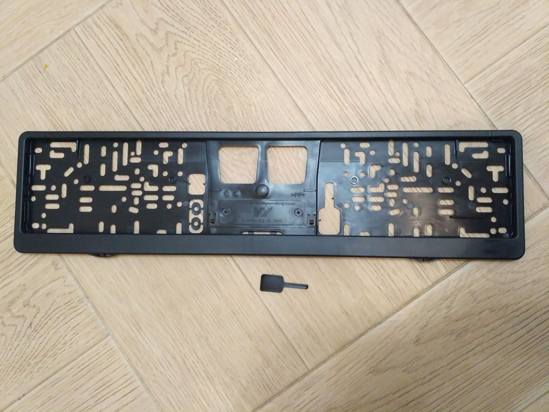 49. Фетиш — Оригинальная рамка номера VW 000071801BC — Skoda Octavia ...