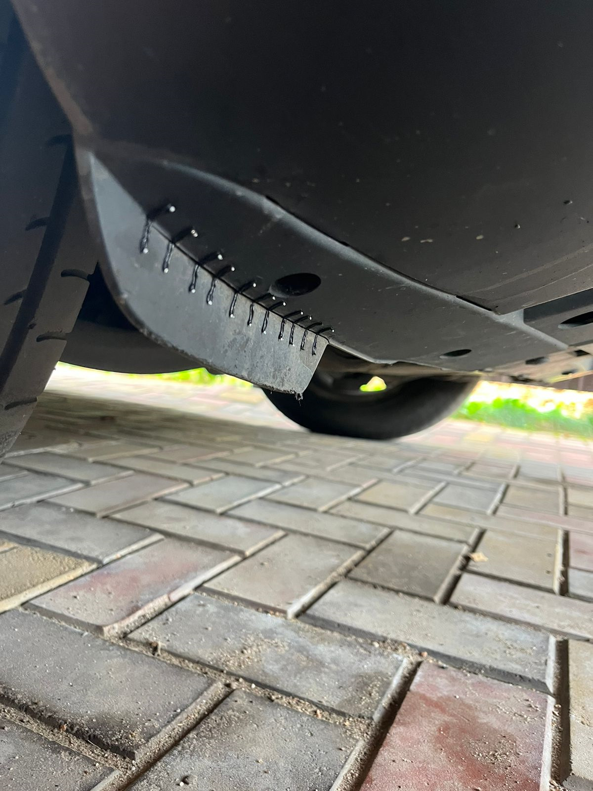 Оторвал защиту от брызг. Как приделать обратно? — Land Rover Range ...