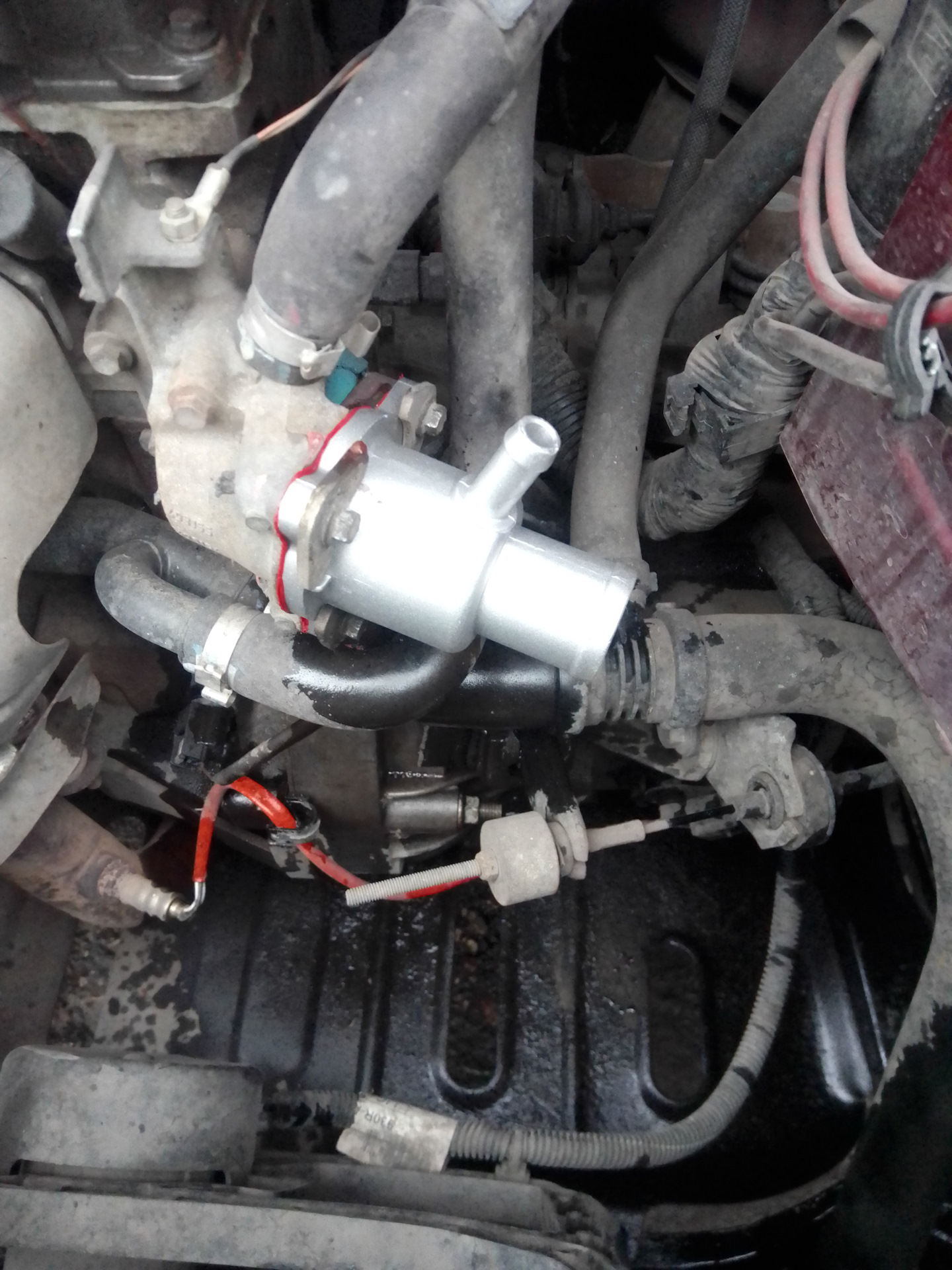 крышка термостата — Renault Logan (1G), 1,4 л, 2009 года | своими ...