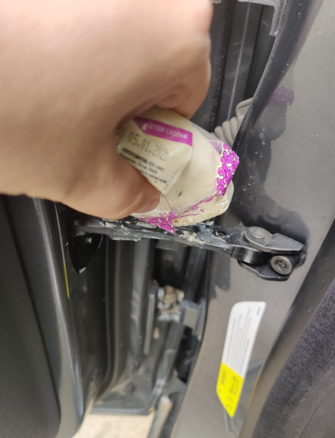 Смазка петель, ограничителя, ручек, замков — Volvo S80 (2G), 2,5 л ...