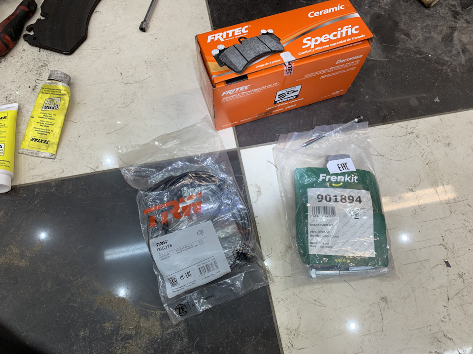 LR016683 Kit — Brake Caliper Attachment; Pad Clip And Retaining Pins ...