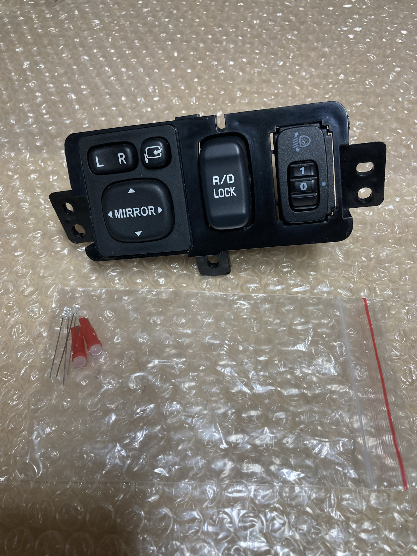 Пульт (блок) управления зеркалами с подсветкой в Toyota Avensis T25 ...