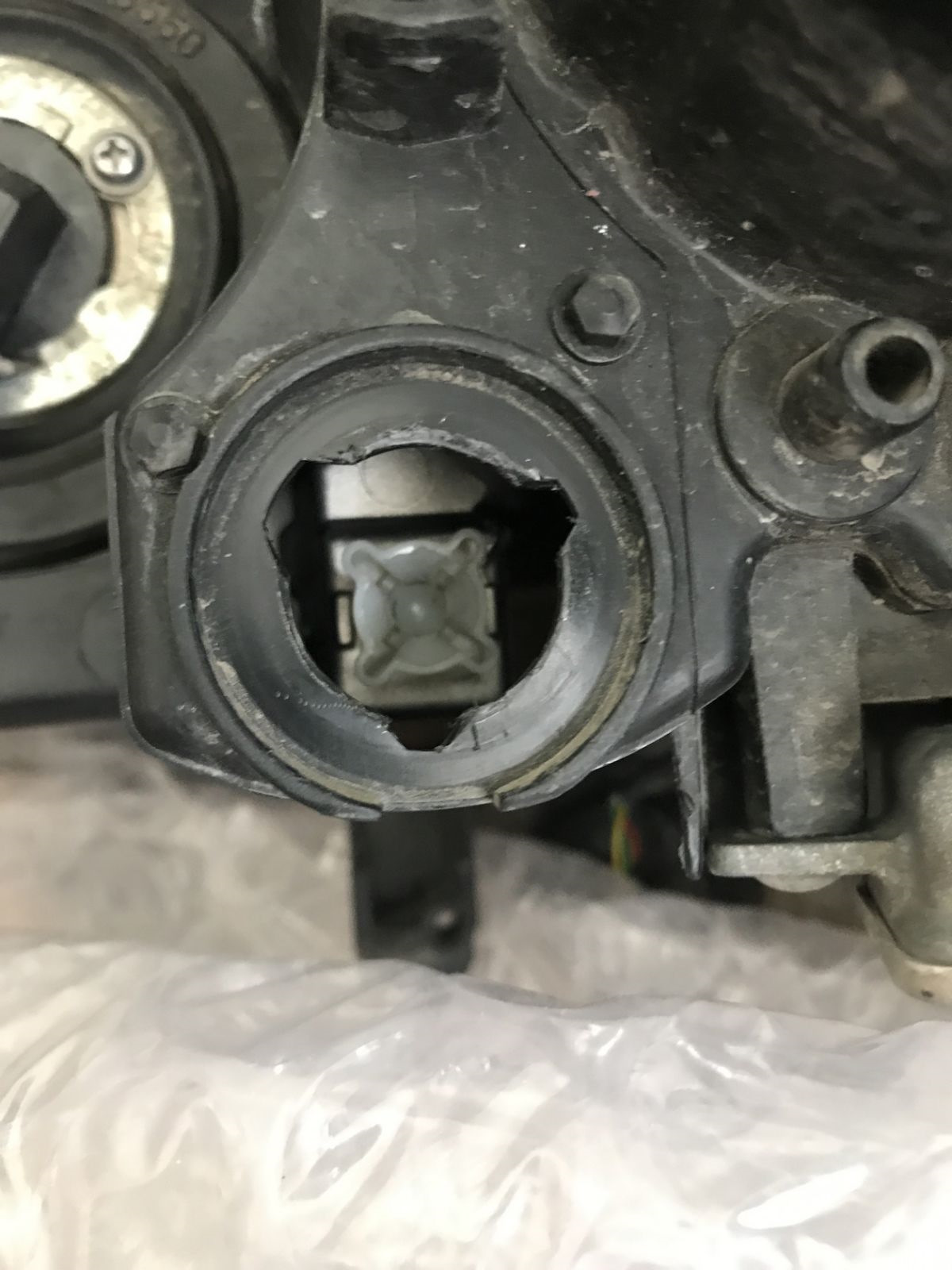 35. Клипсы крепления резиновой накладки порога. — Mazda 3 (1G) BK, 2 л ...