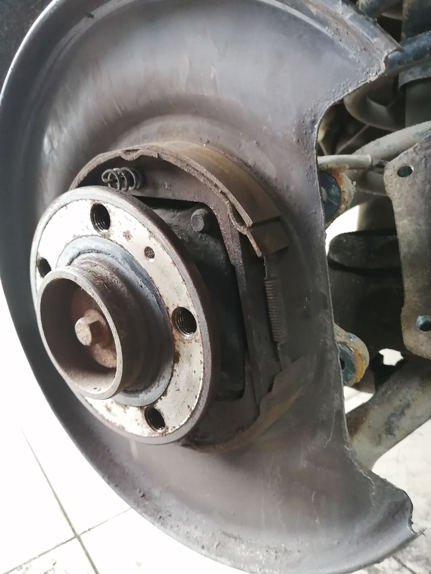 Регулируемые распорки колодок ручного тормоза — Volvo XC90 (1G), 3,2 л ...