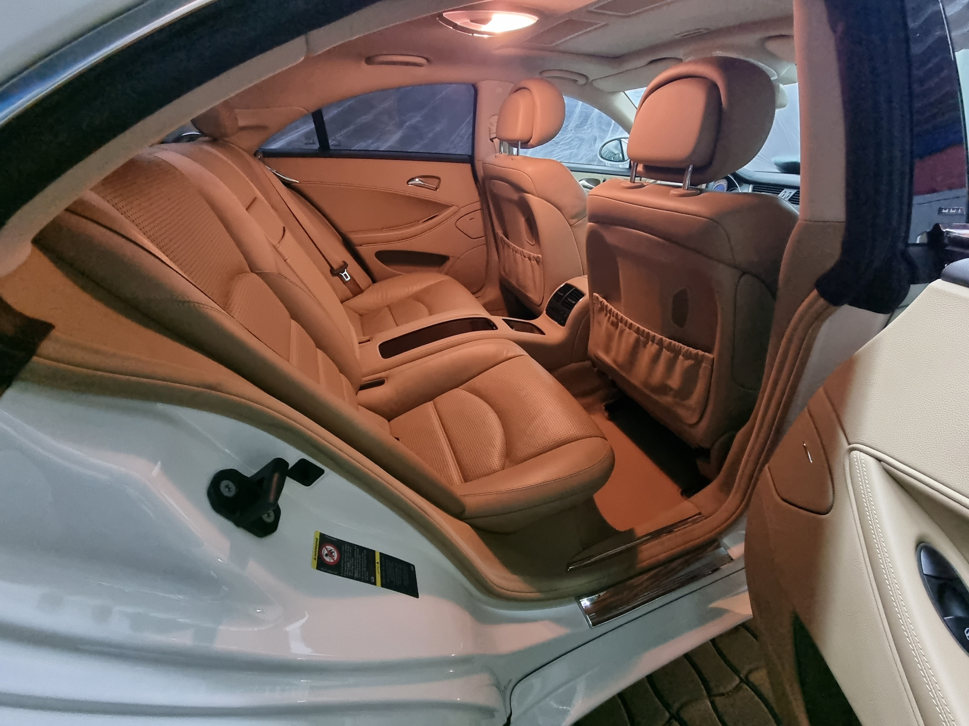 Разборка и/или активация подголовника Neck Pro — Mercedes-Benz CLS 55 ...