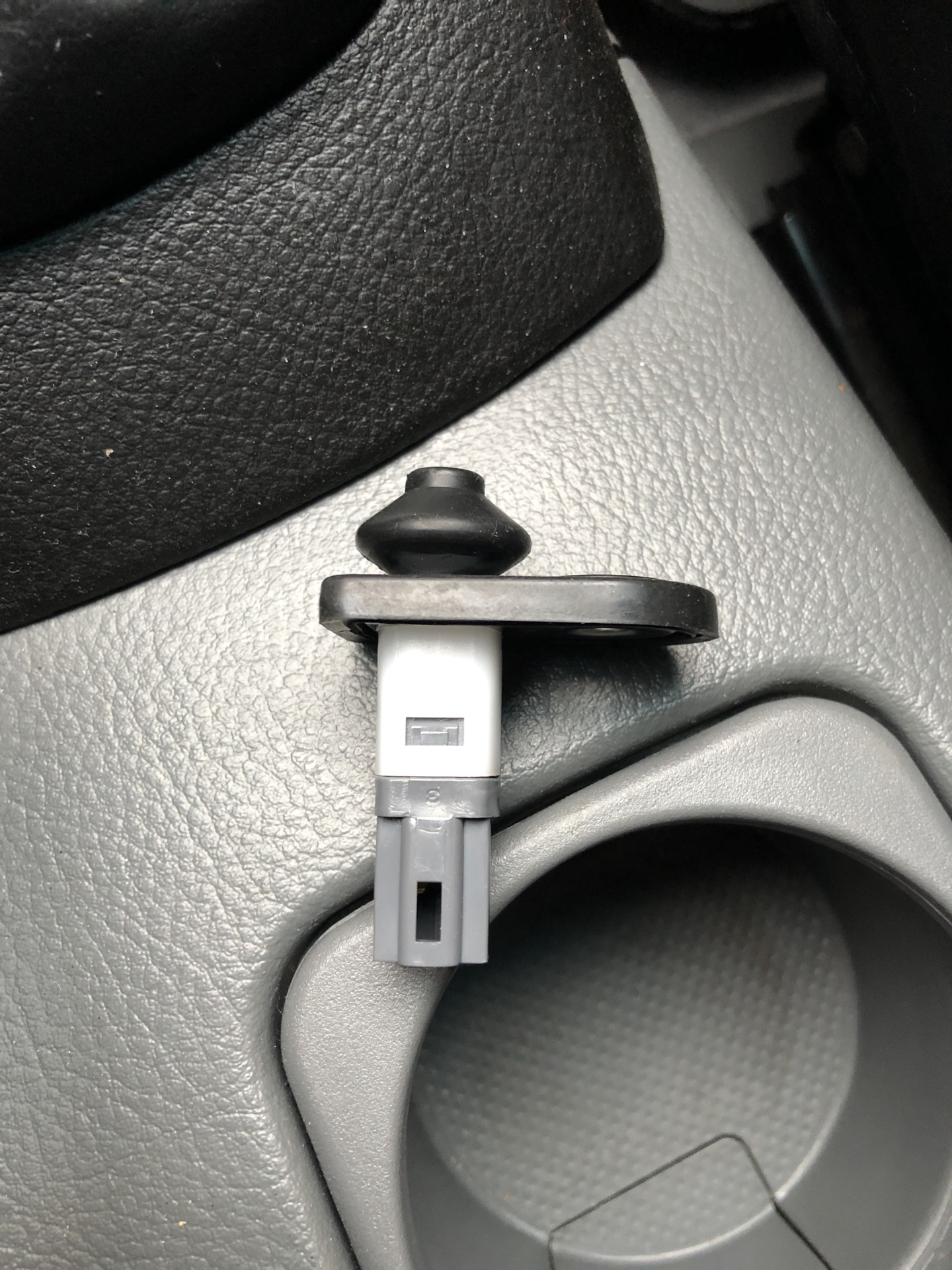 Заводской концевик капота Daewoo Leganza и "новинка" от RAF Filter ...